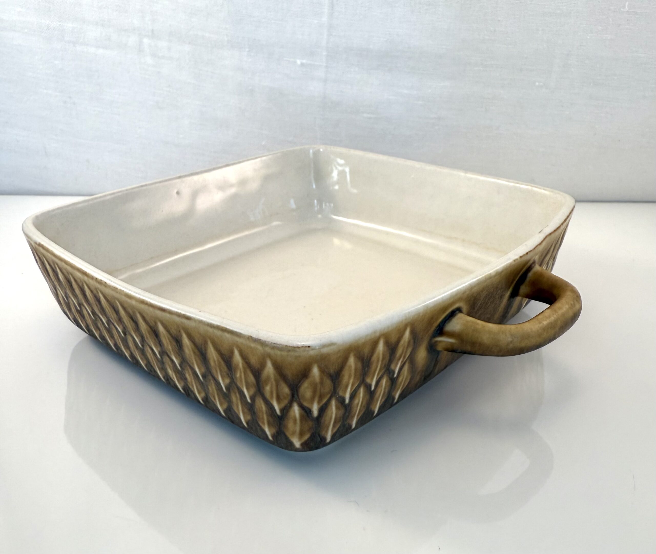 Firkantet fad med hanke – Relief. – Retro Lopperne